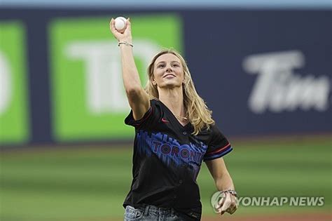 이런 미녀 금메달리스트가 있었나 파리 올림픽에서 화제의 18세 요정 수영선수 시구에 세계가 놀라다