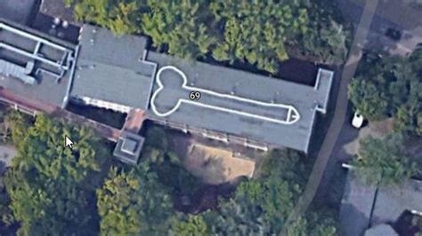 Riesen Penis Prangt Auf Dach Von Kreuzberger Waldorfschule