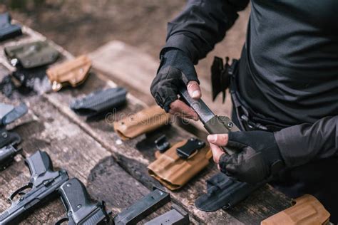 Instructor De Tiro Deportivo Verifique El Cierre De Sus Armas Foto De