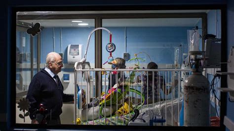 La Historia De Fernando Mönckeberg El Médico Del Milagro Chileno Infobae