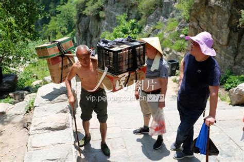 实拍泰山挑山工 肩挑百斤物走过万级阶 人民图片网