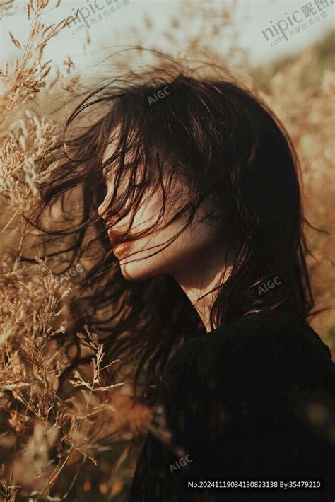 Ai创作图风中芦花 芦苇地美女 芦苇荡里 芦苇荡中 简约秋系 金色系暖色秋日 文艺风大片 创意唯美人像 美女与野 芦苇丛中 蒹葭情深 秋系油画