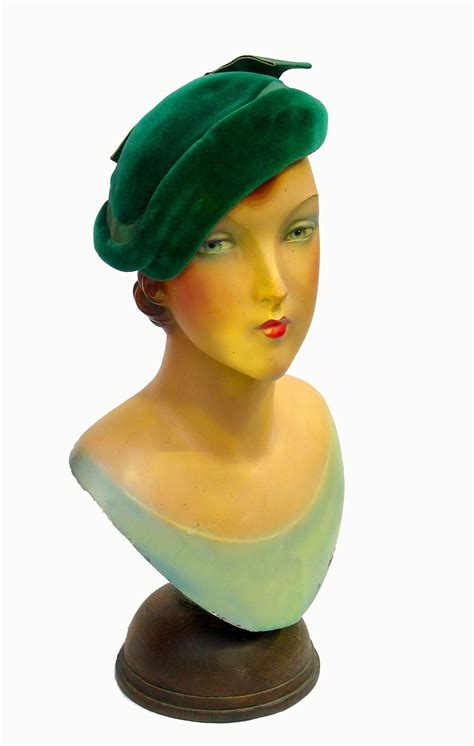 Épinglé Par Mindi Woolman Sur Doll Faces Costume Historique Chapeau Costume