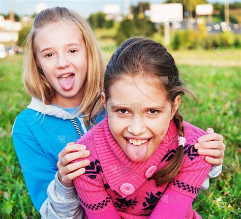 小女孩露出舌头