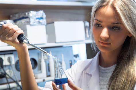 化学实验室与化学家图片 美女在进行实验素材 高清图片 摄影照片 寻图免费打包下载