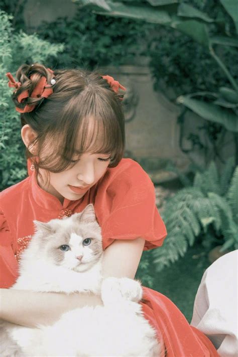 程潇春丽造型拍生日写真 穿红色露背裙回眸杀气质好绝手机新浪网