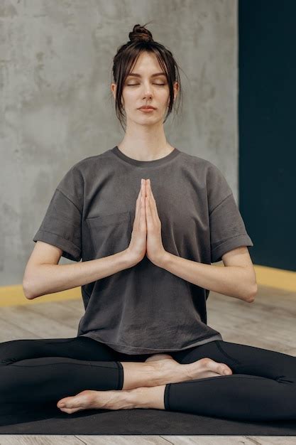 Premium Photo Free Photo Yoga Teacher Teaching Class