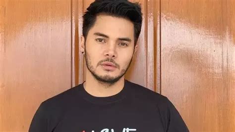 Potret Aher Mantan Suami Elly Sugigi Yang Diduga Selingkuh Dengan Pria