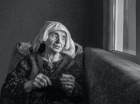 Ảnh Mẹ Già Tần Tảo Vất Vả Nhìn Cảm Động Rơi Nước Mắt