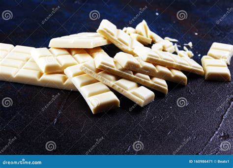 Cioccolata E Barretta Di Cacao Frantumate Di Bianco Pezzi Di