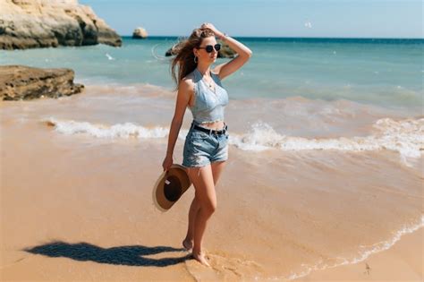 Vacaciones En La Playa Hermosa Mujer En Sombrero Para El Sol