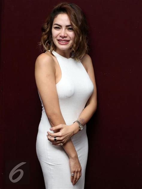 Ramai Di Sosmed Siapa Cowok Yang Memeluk Nikita Mirzani Showbiz