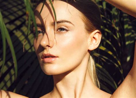Sparkle Shadow Is Springs Easy To Wear And Chic Makeup Trend