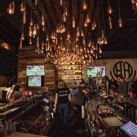 9 Texas Bars That Guarantee A Perfect Night Out