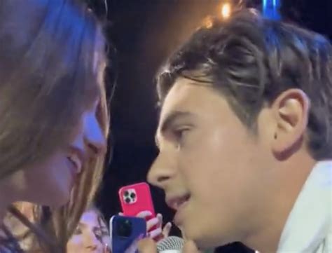 Federico Rossi Il Bacio Allimprovviso Sotto Il Palco Alla Fan Che Poi Si Ritrae Scoppia La