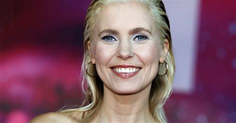 Zien Bettina Holwerda Waagt Zich Aan Een Jaren ‘90 Kapsel