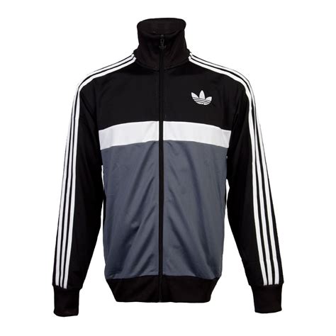 阿迪新年款外套阿迪新款阿迪新款跑鞋大山谷图库