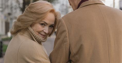 집 밖의 가로등 가을 갈색 코트 거리 걷고 있는 관계 금발 금발의 여자 날짜 남자 낭만적인 노부부 노인