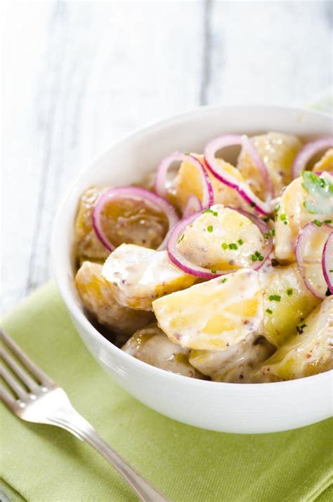 Salada De Batata Fresca Com Molho Cebola E Alcaparras Da Maionese Sobre Foto De Stock Imagem