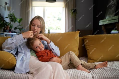 Madre Cuidando A Su Hijo Con Piojos Foto Gratis