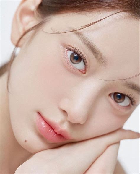 Eunjung Park 깔끔하고 순수한 느낌의 뷰티 메이크업 😍 한올한올 속눈썹 표현도 필수에요