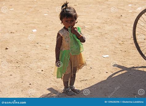 L India Hampi Il Febbraio Una Piccola Ragazza Povera In Un Vestito Sporco Ritratto Di