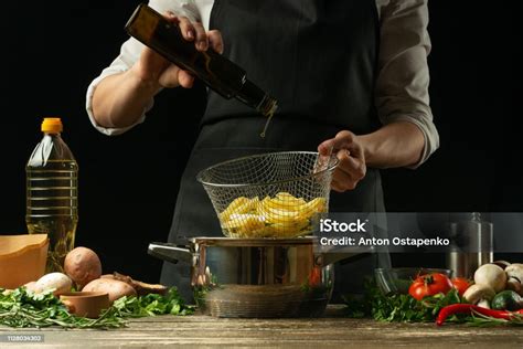 요리사는 감자 튀김을 준비 오일 야채와 배경에 따른다 맛 있는 하지만 해로운 음식 요리 디자인 및 메뉴에 대 한 배경입니다 패스트 푸드 건강에 좋지 않은 음식에 대한 스톡