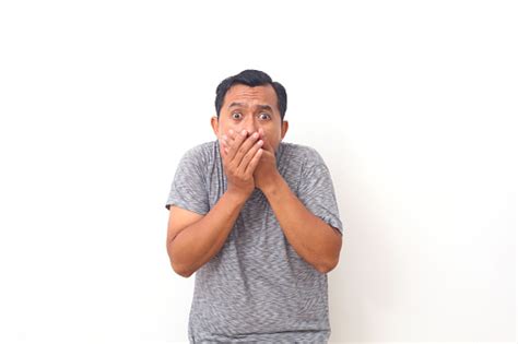놀라고 충격을 받은 아시아 남자는 하얀 배경에 고립된 손으로 입을 가리고 있었다 35 39세에 대한 스톡 사진 및 기타 이미지 35 39세 가리기 감정 Istock