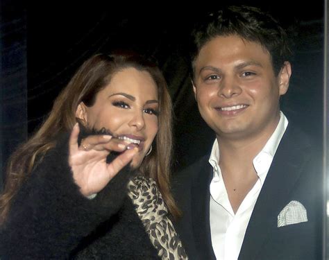 Con Un Abrazo A Su Hijo Giovanni Medina Festeja El Arresto A Larry