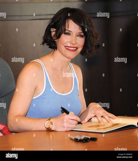 Los Angeles California Usa 22nd Nov 2014 Evangeline Lilly Signs