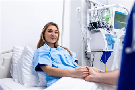 Médecin Donnant De Lespoir Gros Plan Dun Jeune Médecin De Sexe