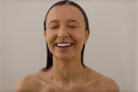 Jovem Sob Os Pingos De água No Chuveiro Menina Sob O Spray De água No
