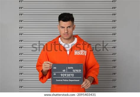 Prisionero Con Carteles De Disparo En Foto De Stock 2095403431
