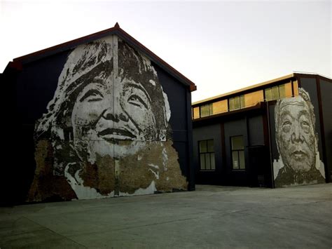 Уникальные портреты от Vhils в уличном искусстве Шанхая, Китай