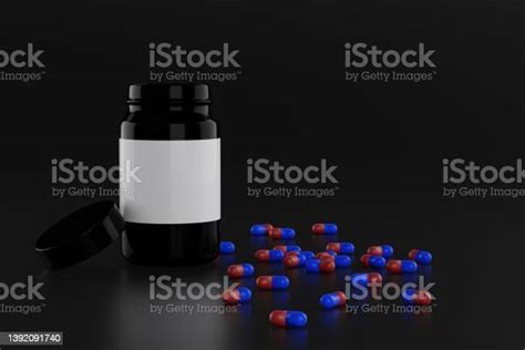 용기는 검은 색이며 흰색 스티커와 흩어져있는 정제가 있습니다 검은 배경 텍스트를위한 장소 일러스트레이션3d 이미지 0명에 대한 스톡 사진 및 기타 이미지 Istock