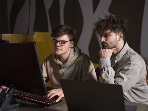 Software Engineer Vs Full Stack Developer Whats The Difference Institute Of Data