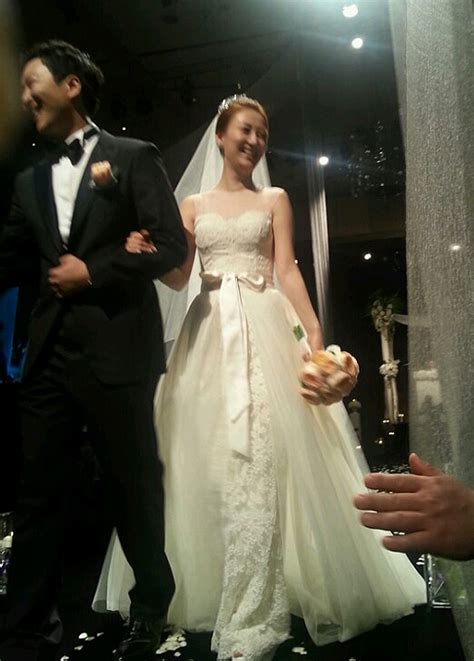 더쿠 여자 연예인들이 본인 결혼식 때 입은 웨딩 드레스