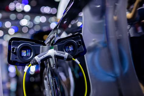 전기 자동차 충전 소 주차장의 하이브리드 자동차 전기 충전기 스테이션 주차 및 충전소에서 전기 자동차 충전 전기 소켓 교통 Ev 엔진에 대한 스톡 사진 및 기타 이미지