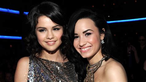 Demi Lovato And Selena Gomezs Selfie Proves Theyre Still Bffs 16