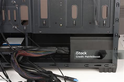 전원 공급 장치 및 내부 하드 드라이브가 삽입된 컴퓨터 케이스 Cpu에 대한 스톡 사진 및 기타 이미지 Cpu 건축하기