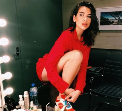Zjarr Fare Dua Lipa Bën Twerk Me Këngën E Rihannës Në Sfond Video