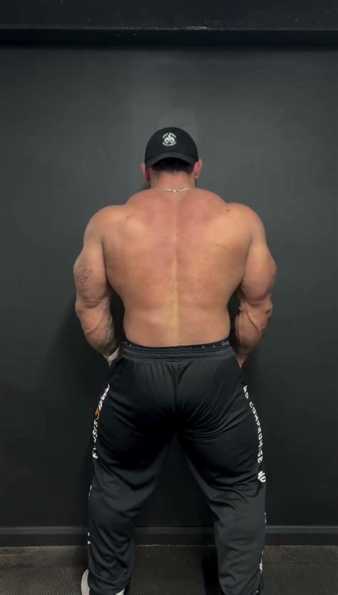 Freaky Bodybuilder Fexes His Wide Fucking Back