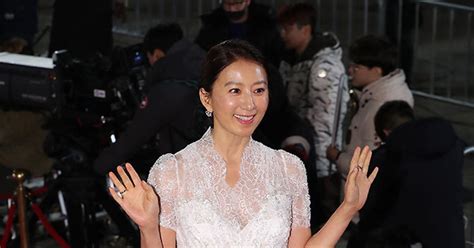 E포토 김희애 우아한 미소와 함께