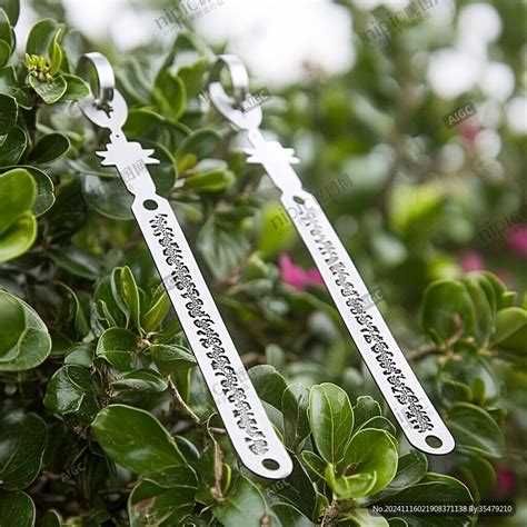 Ai创作图不锈钢园艺剪刀 冰夹金属夹子 修枝剪果树剪刀 不锈钢书签 农家树叶夹 园林修枝剪枝 塑料衣夹子 强力晾衣夹 镂空双柄 省力多功能修枝剪 加厚铁夹子晒衣服 盆景吊牌 环首角质刀 铁钳主