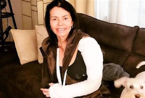 Jelena Bačić Alimipić Objavila Sliku Ruke U Gipsu Rve Se Sa Bolovima Htela Sam Da Nunam Unuku