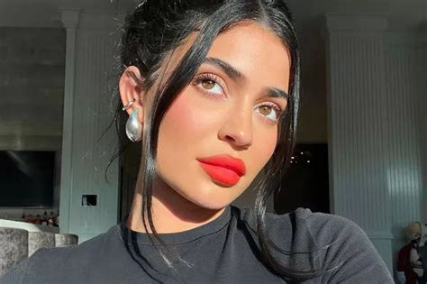 Kourtney Kardashian Poses Naked As She Announces Range Of Gummy Vitamins Mirror Online