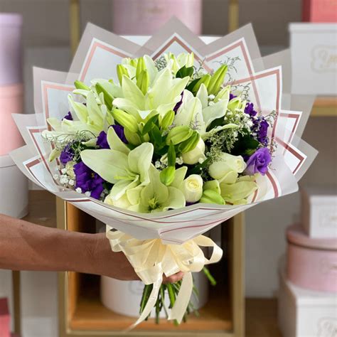 Bouquet De Lilis Blancas Con Rosa Gypso Blanca Toques De Lisianthus
