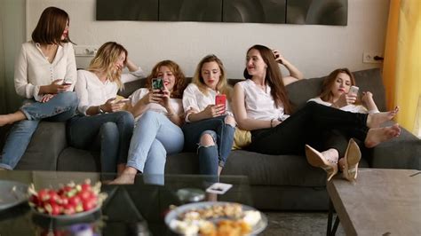 Descarga Gratis Vídeos De Stock De Seis Hermosas Chicas Relajándose En