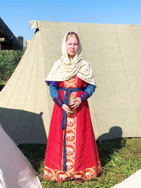 Carolingian woman, noble lady 9th century | 10th century clothing women ...