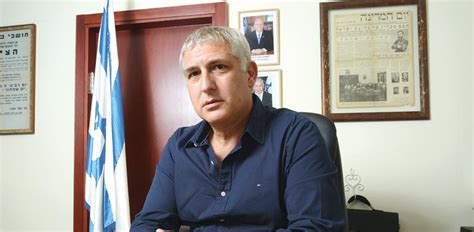 מנכל משרד השיכון בוקר בוקר אני קם עם מצטה ביד גלובס